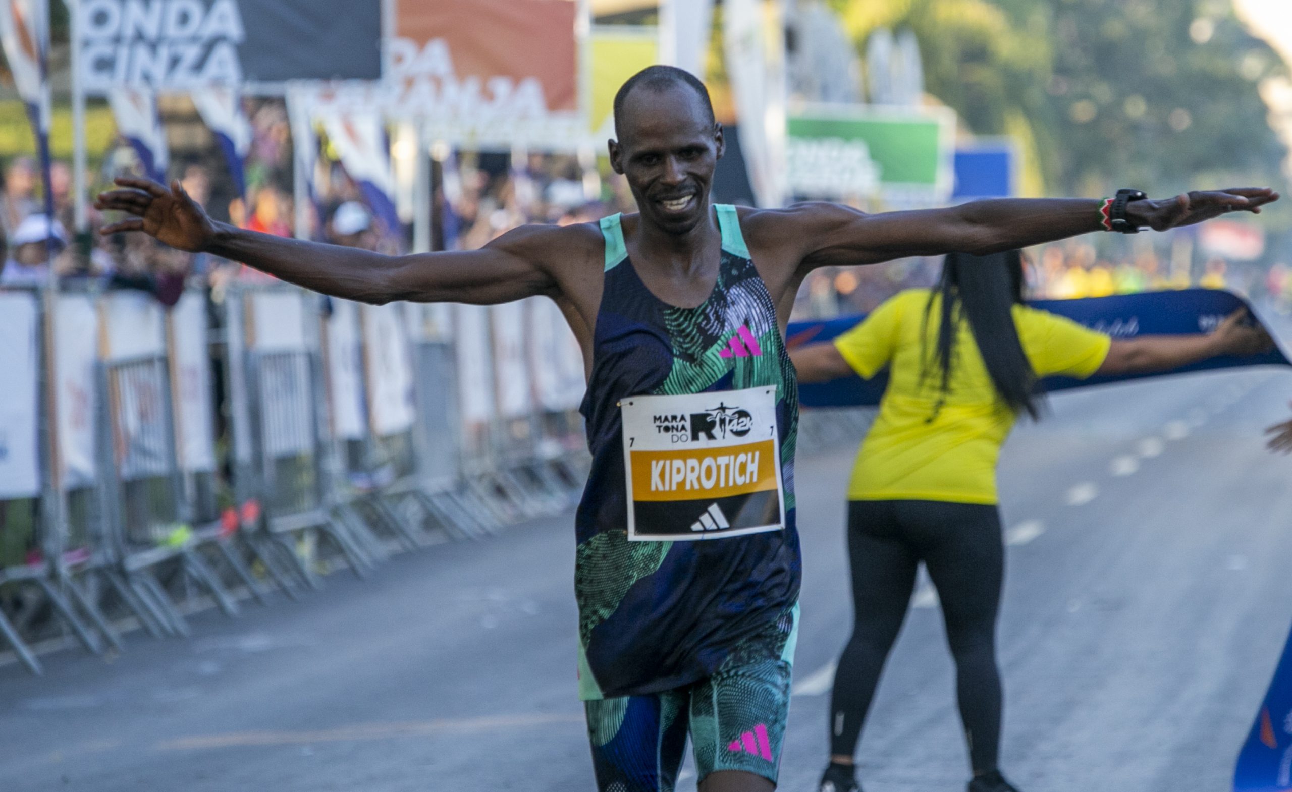 Josphat Kiprotich e Zinash Debebe vencem a Maratona do Rio - Contra Relógio